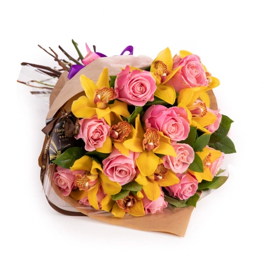 Buchet trandafiri roz si orhidee galbena