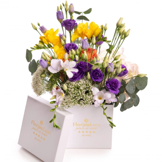 Cutie cu flori colorate | Flori online FloriDeLux